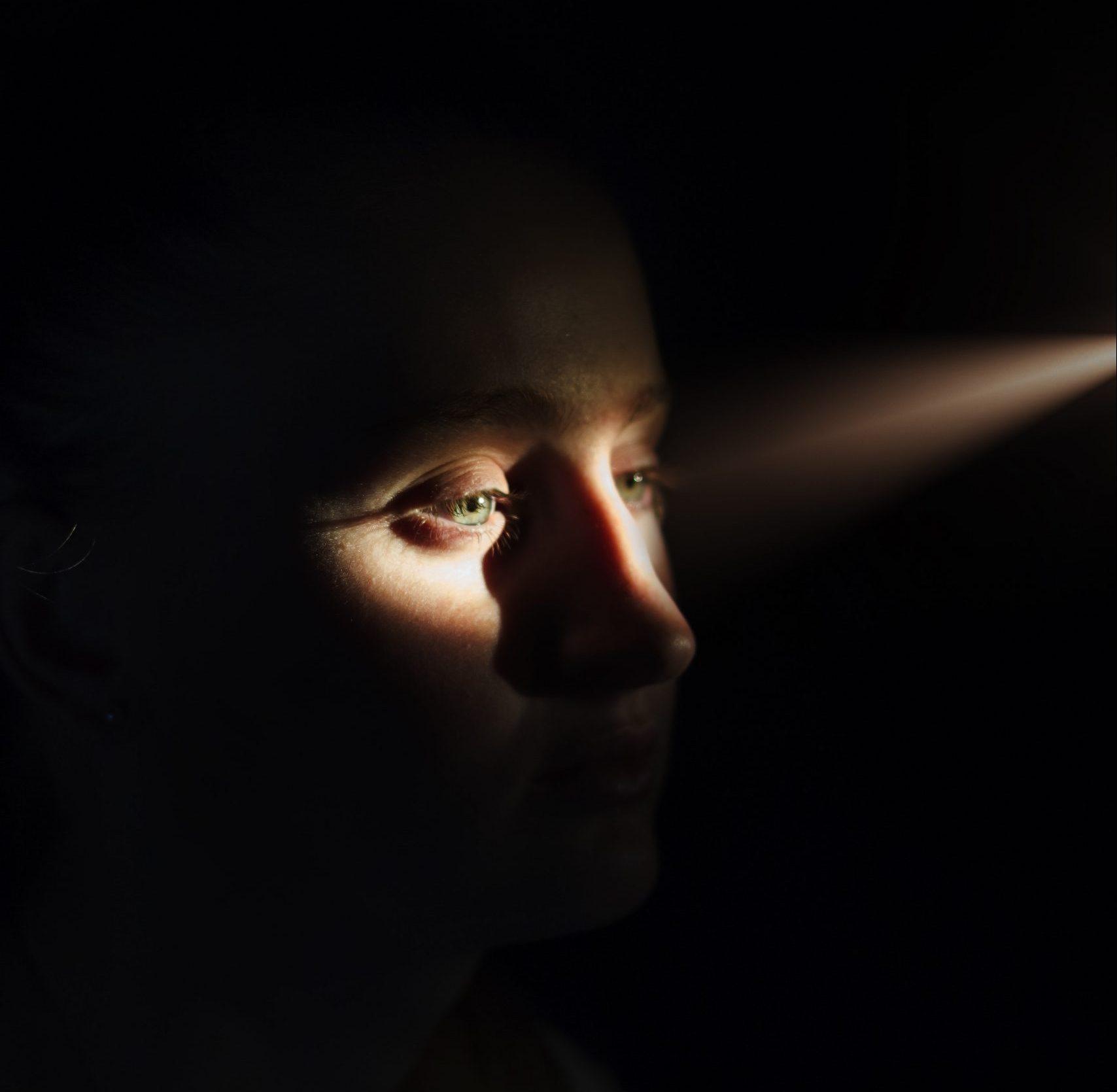 Fotofobia: qué es, causas, síntomas y tratamiento | Insadof